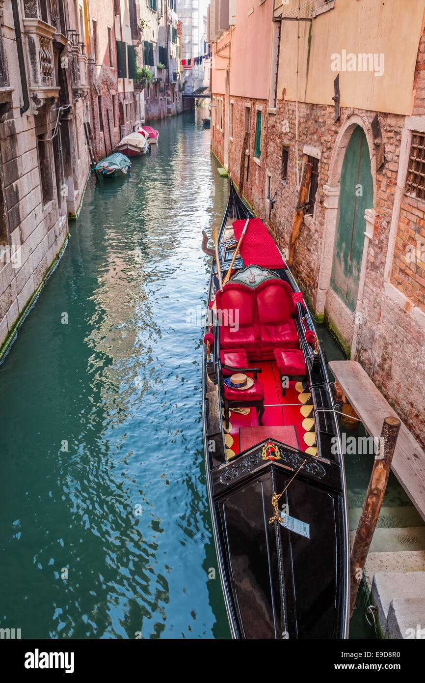 Beautiful red gondola in Venice Stock Photo - Alamy