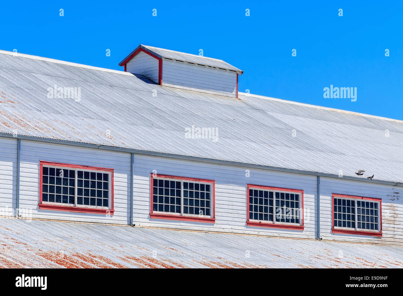 Warehouse exterior roof hi-res stock photography and images - Alamy