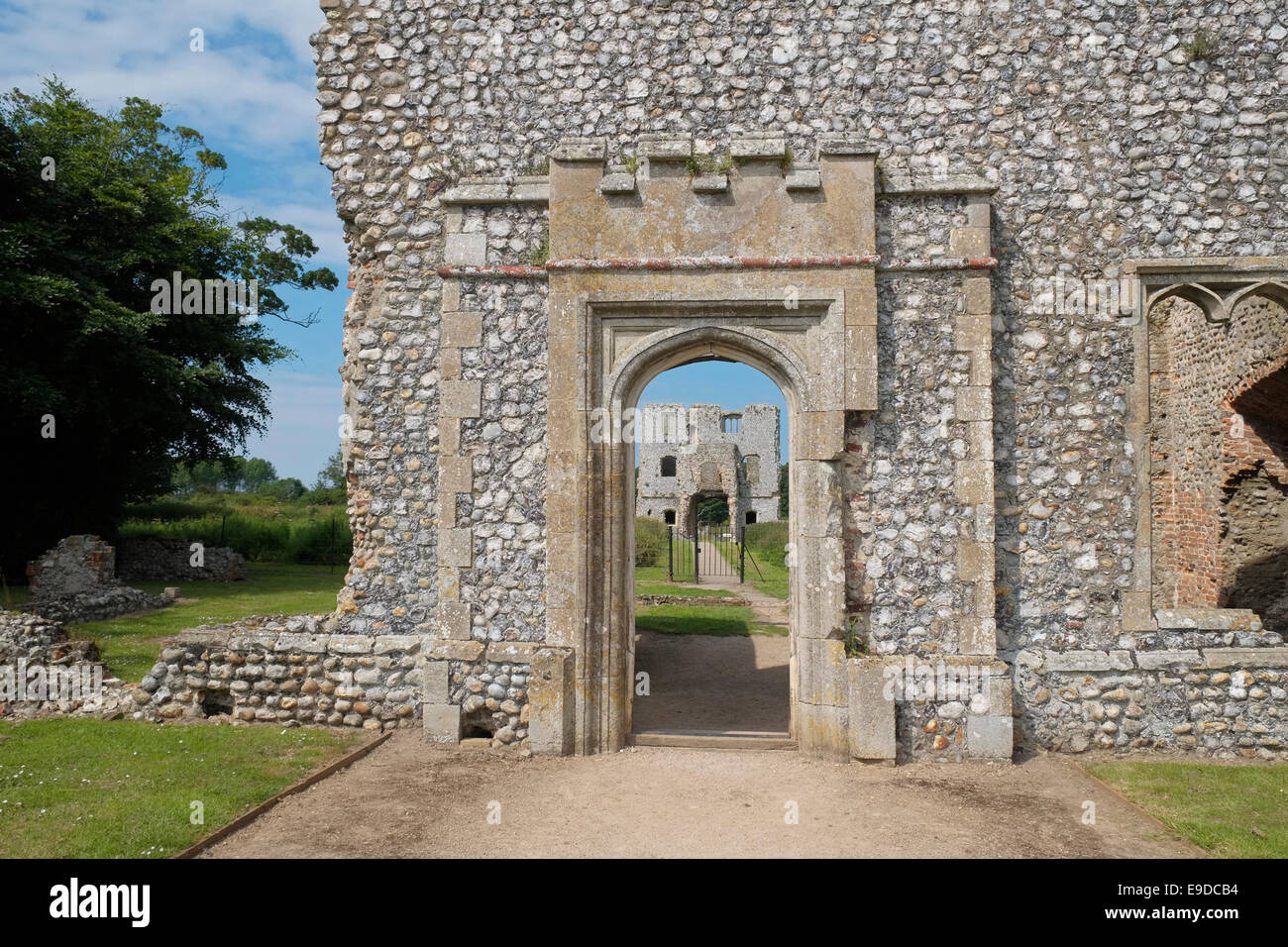Medieval outer gatehouse hi-res stock photography and images - Alamy