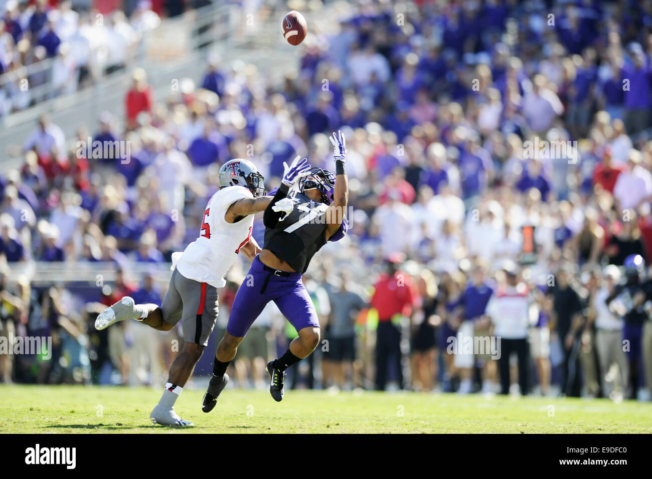 TCU Horned Frogs receiver Kolby Listenbee (7) tries but can't haul in a ...