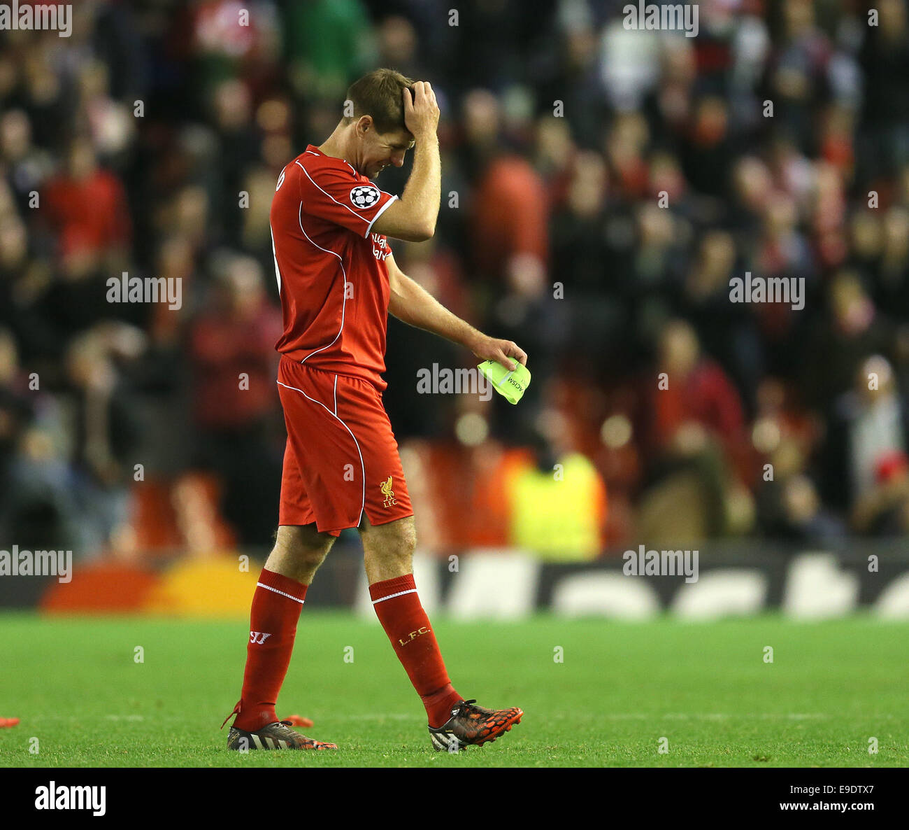 Steven gerrard of liverpool hi-res stock photography and images - Alamy