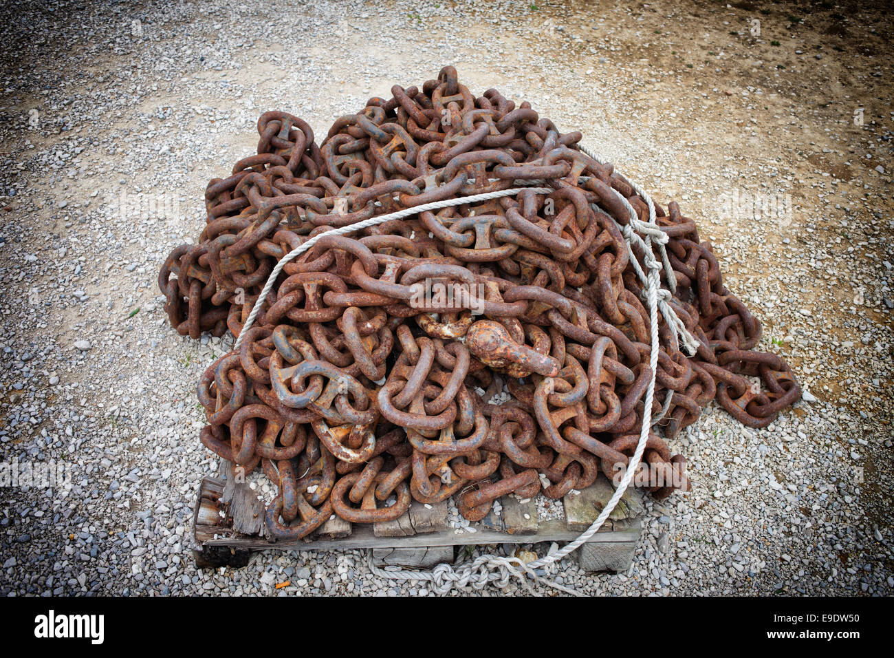 Large chain links hi-res stock photography and images - Alamy