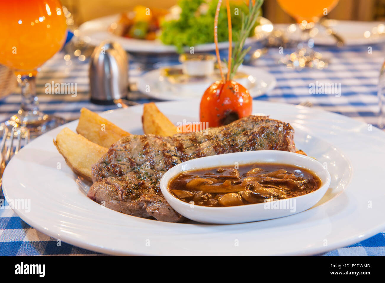 A la carte table setting hi-res stock photography and images - Alamy