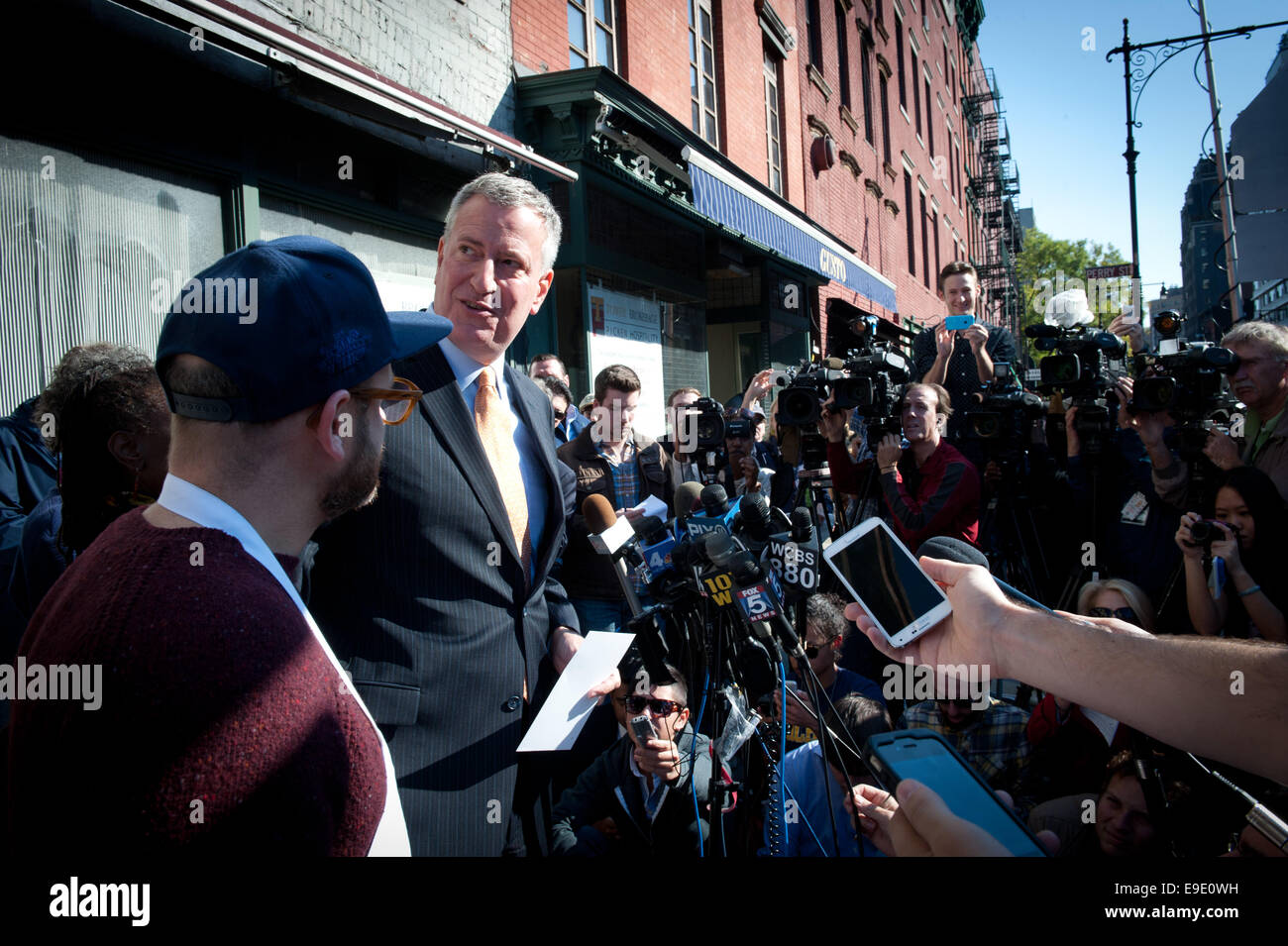 Manhattan, New York, USA. 25th Oct, 2014. Mayor BILL DE BLASIO and co ...