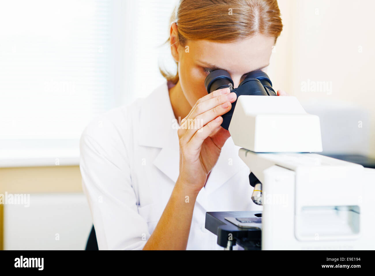 Microscope forensics hi-res stock photography and images - Alamy
