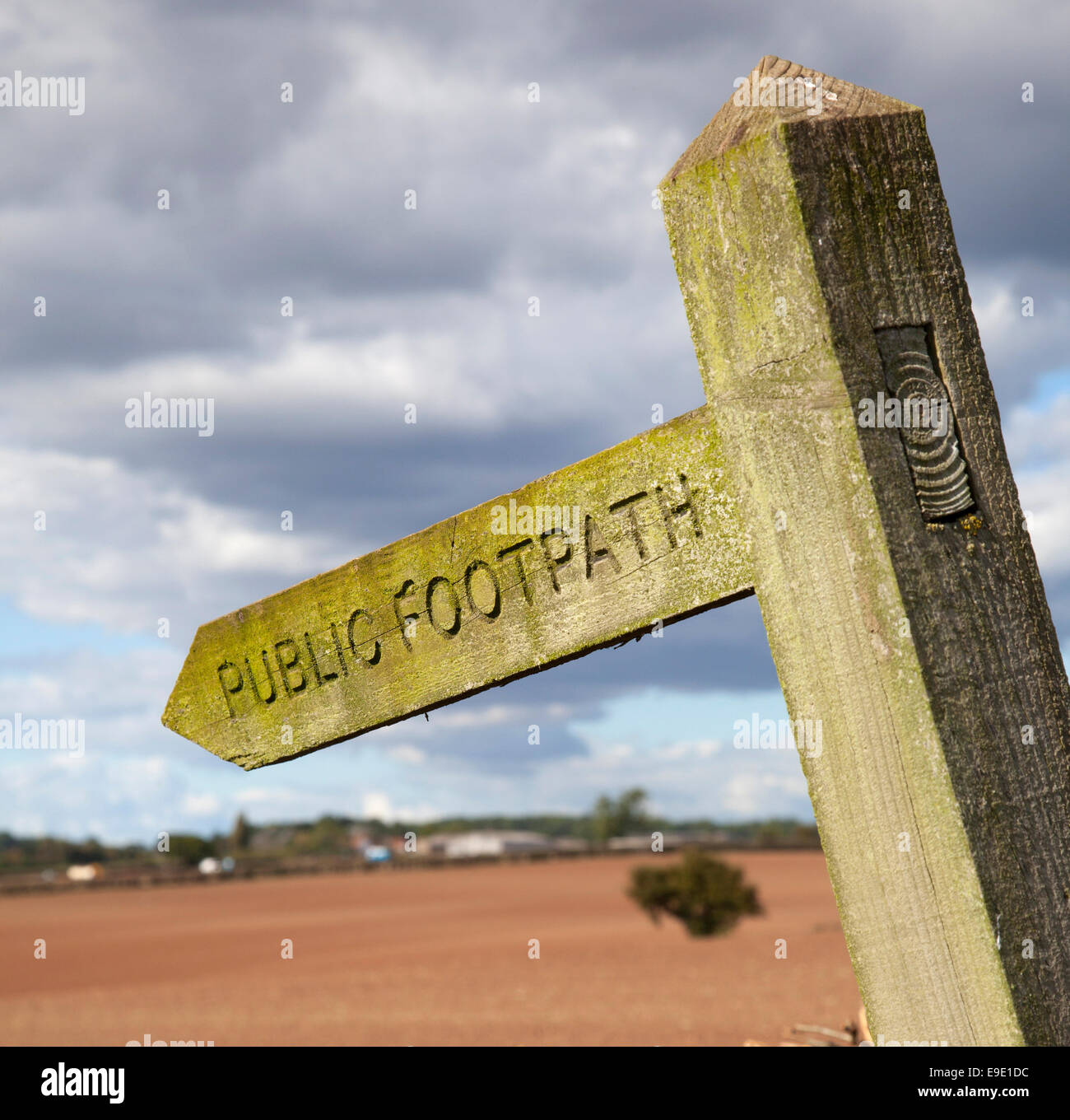 Walking sign countryside hi-res stock photography and images - Alamy