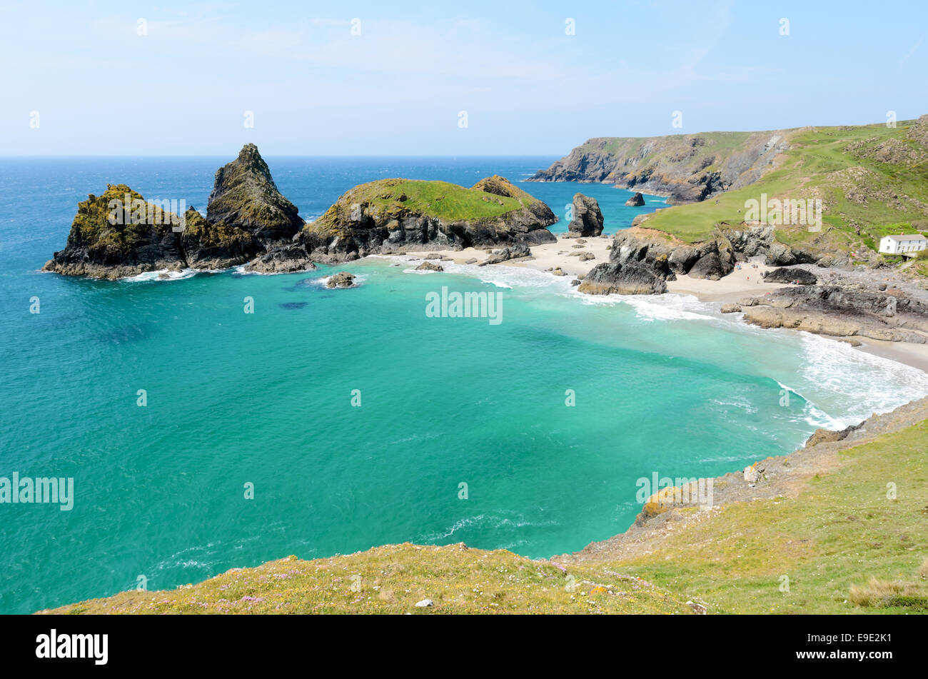 View of Kynance Cove from the cliff on the Lizard Peninsula in Cornwall ...