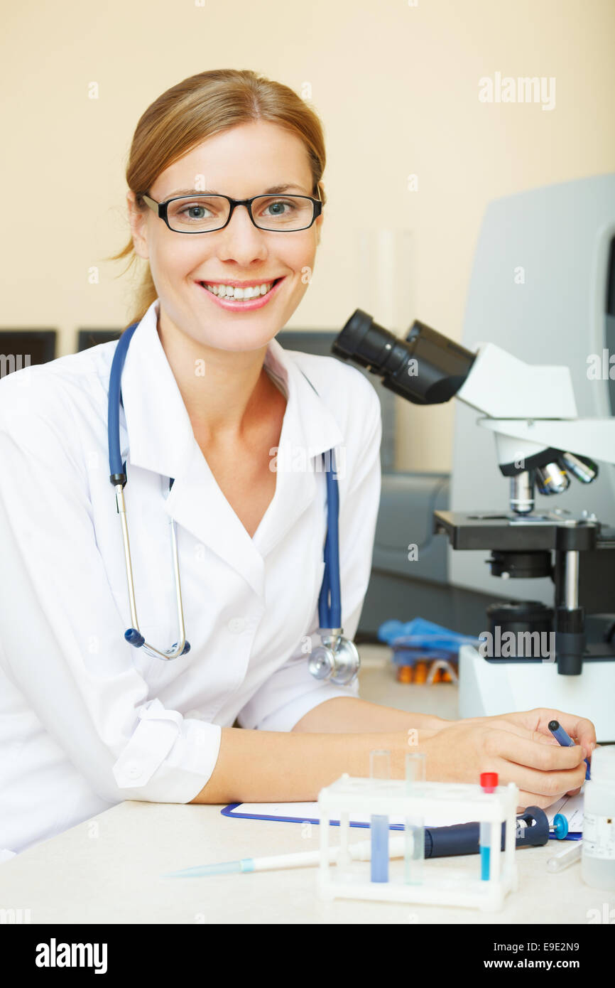 Doctor microscope hi-res stock photography and images - Alamy