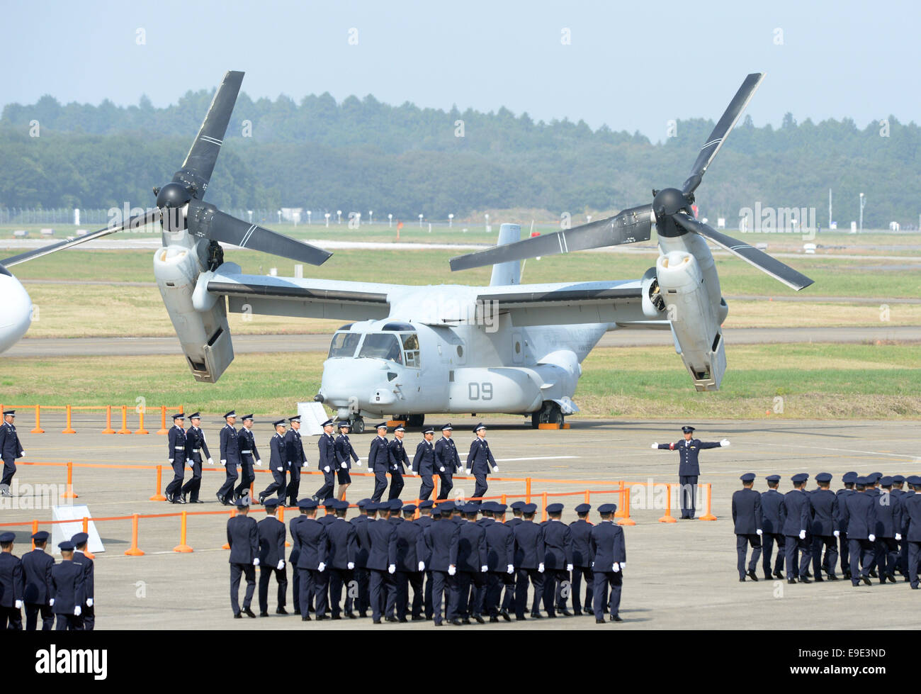 Tokyo, Japan. 26th Oct, 2014. Members of Japan Air Self Defense Force ...