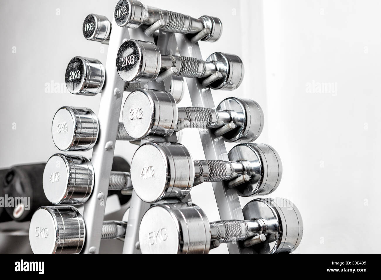 Row heavy dumbbells bodybuilding hi-res stock photography and images ...