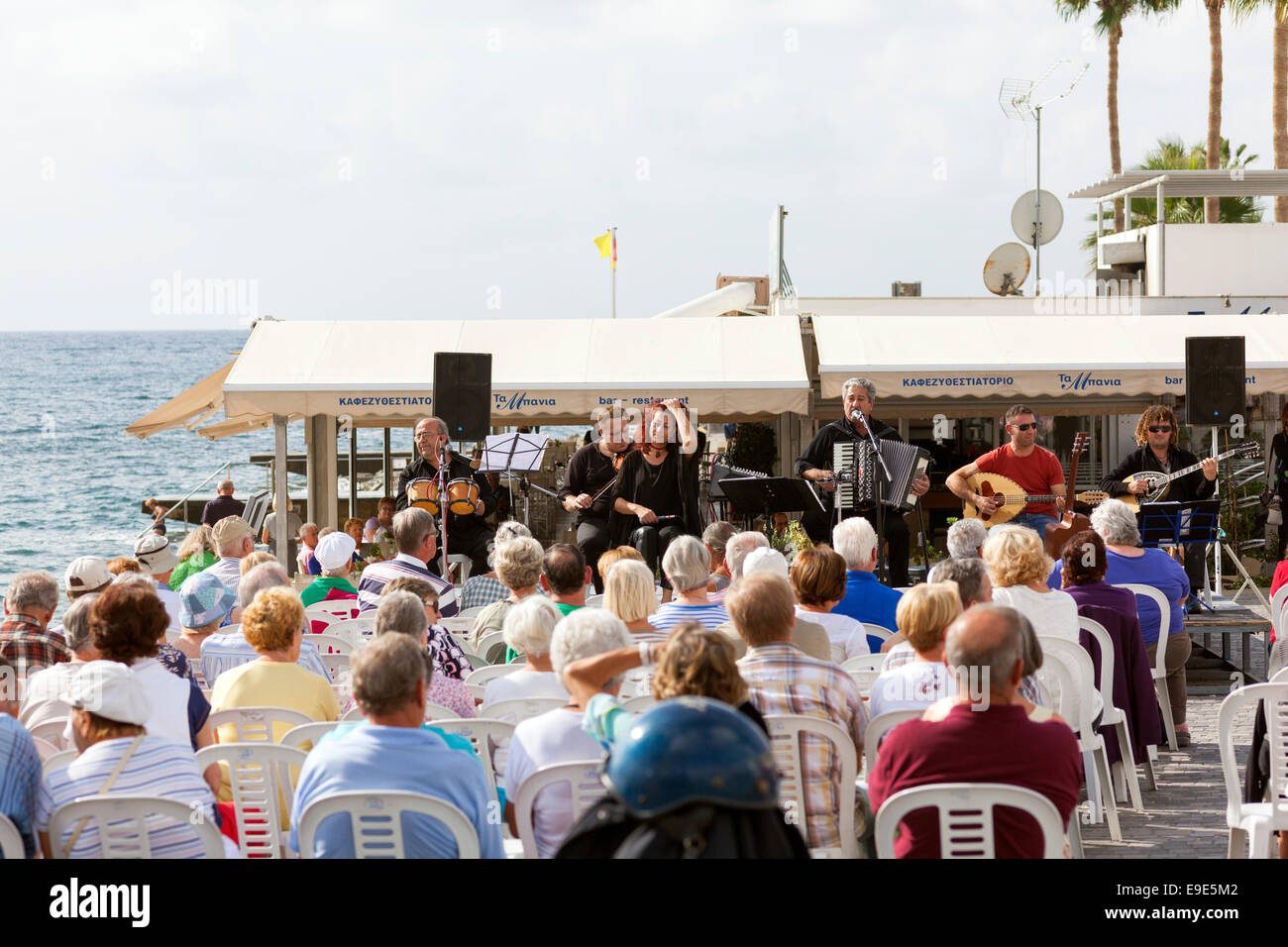 Listen to music concert hi-res stock photography and images - Alamy