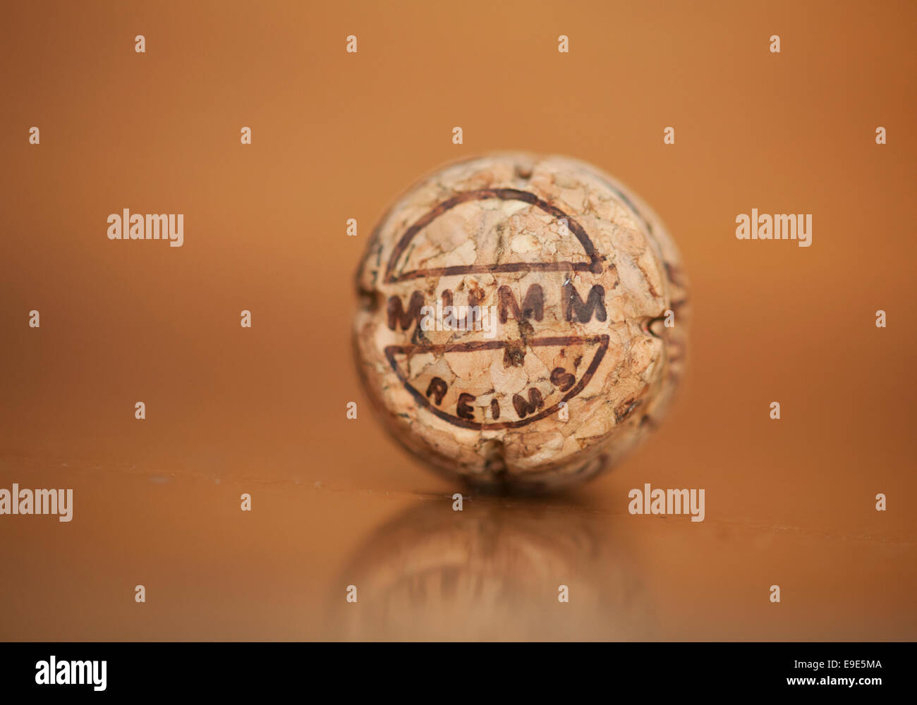 Champagne mumm hi-res stock photography and images - Alamy