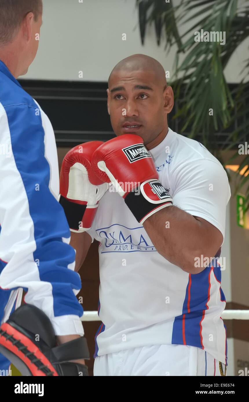 Alex Leapai attending a public boxtraining session at shopping mall ...