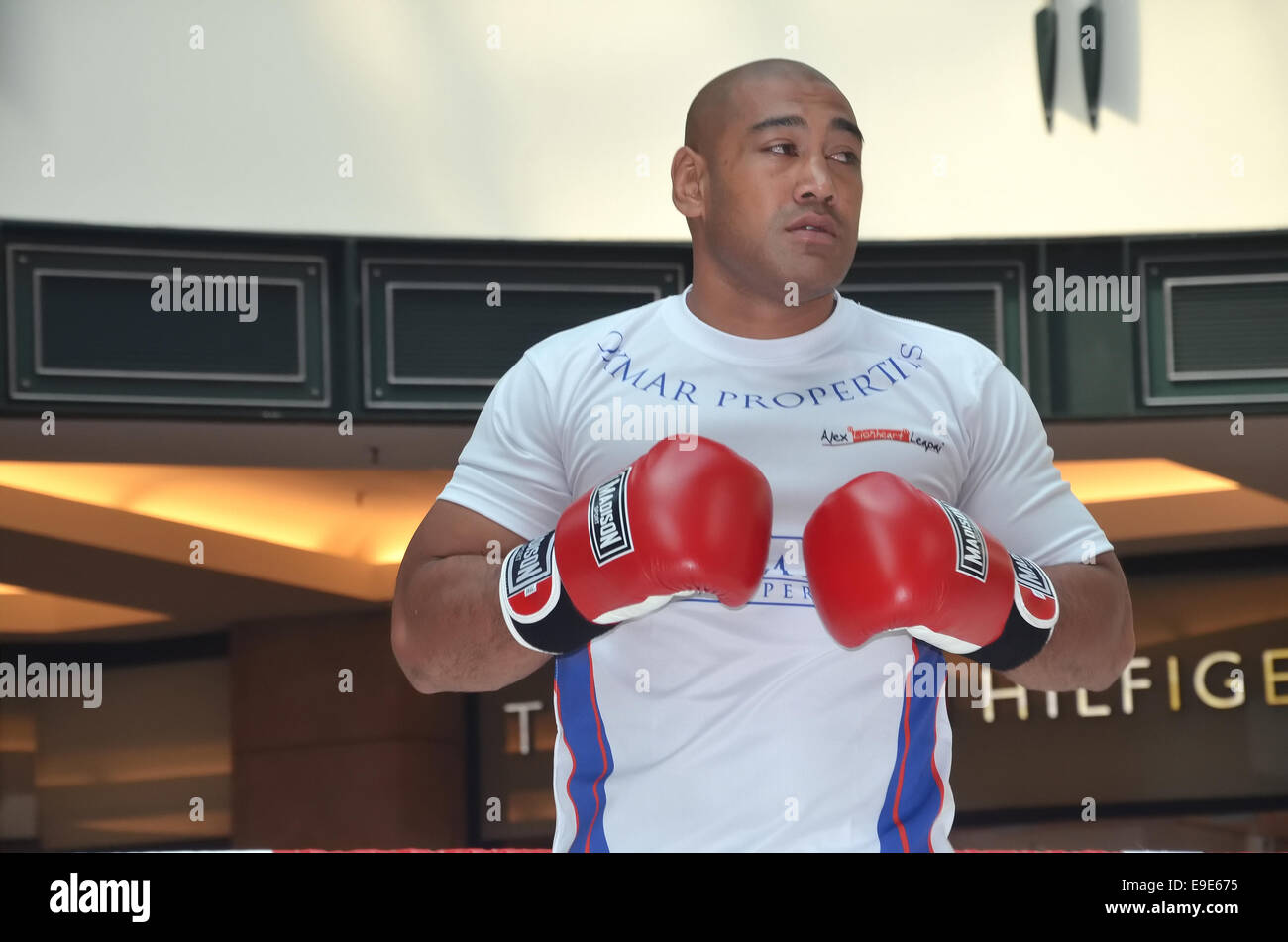 Alex Leapai attending a public boxtraining session at shopping mall ...