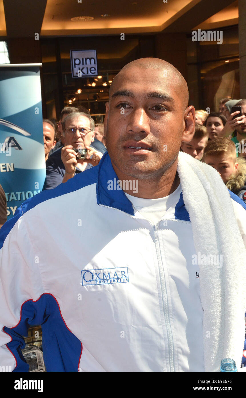 Alex Leapai attending a public boxtraining session at shopping mall ...