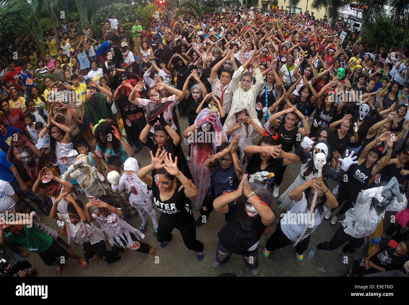 Mandaluyong, Philippines. 26th Oct, 2014. People wearing zombie make-up ...