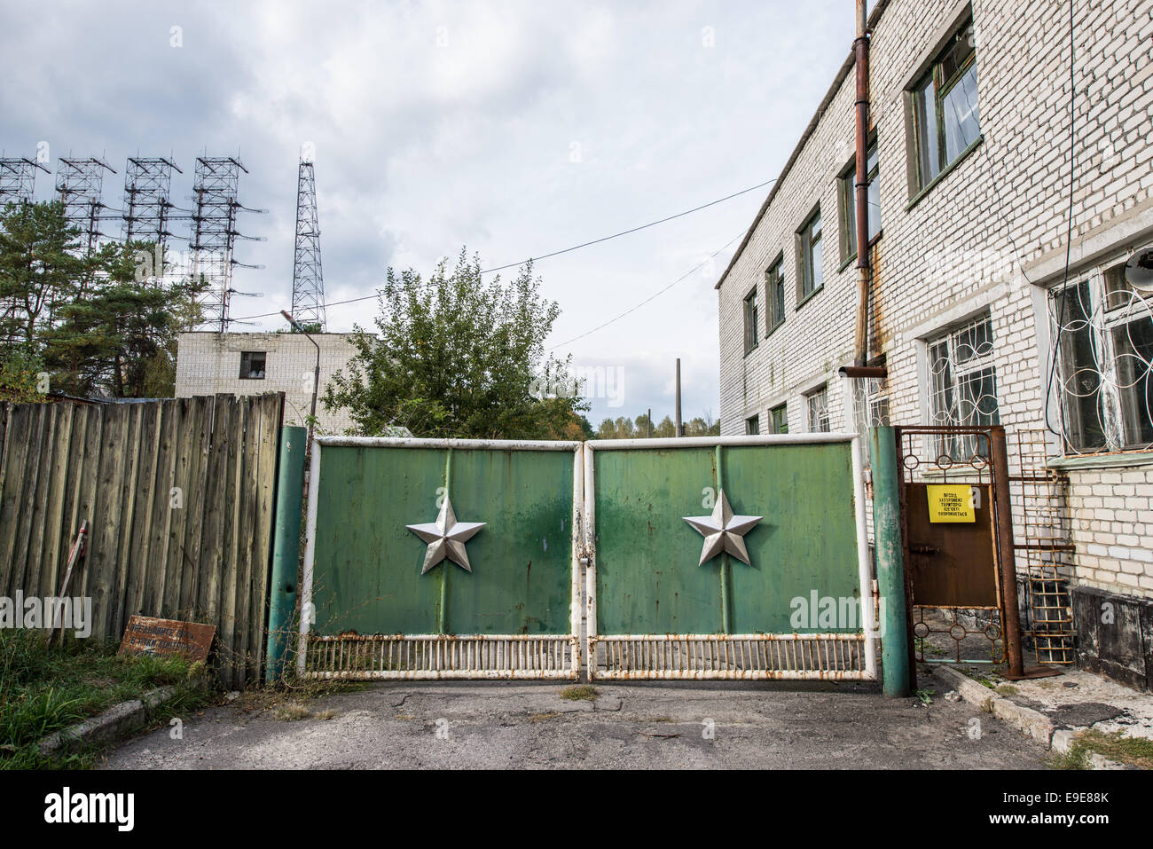 Military gate hi-res stock photography and images - Alamy