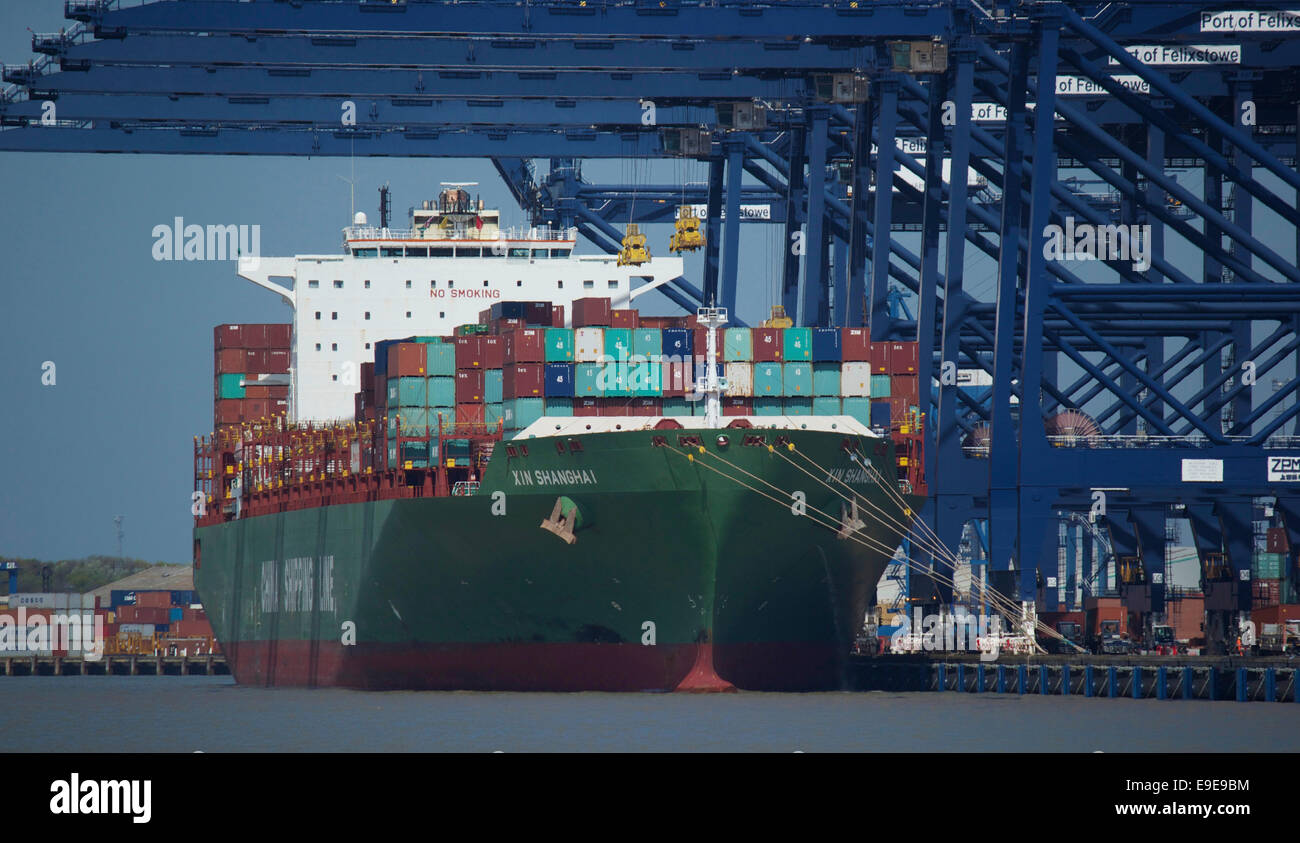 Container ship at docks hi-res stock photography and images - Alamy