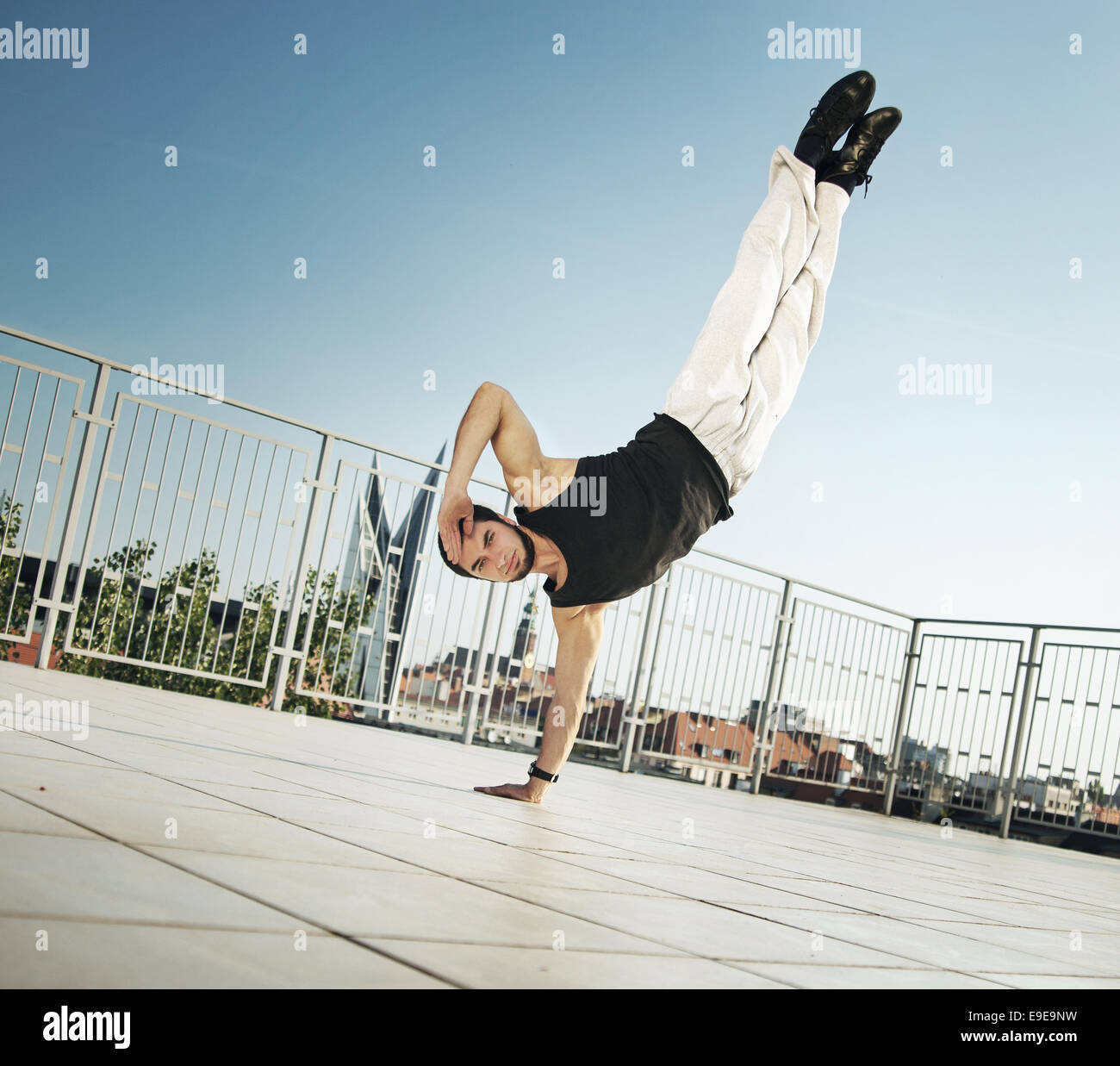 Fit man doing push-ups with one hand Stock Photo - Alamy