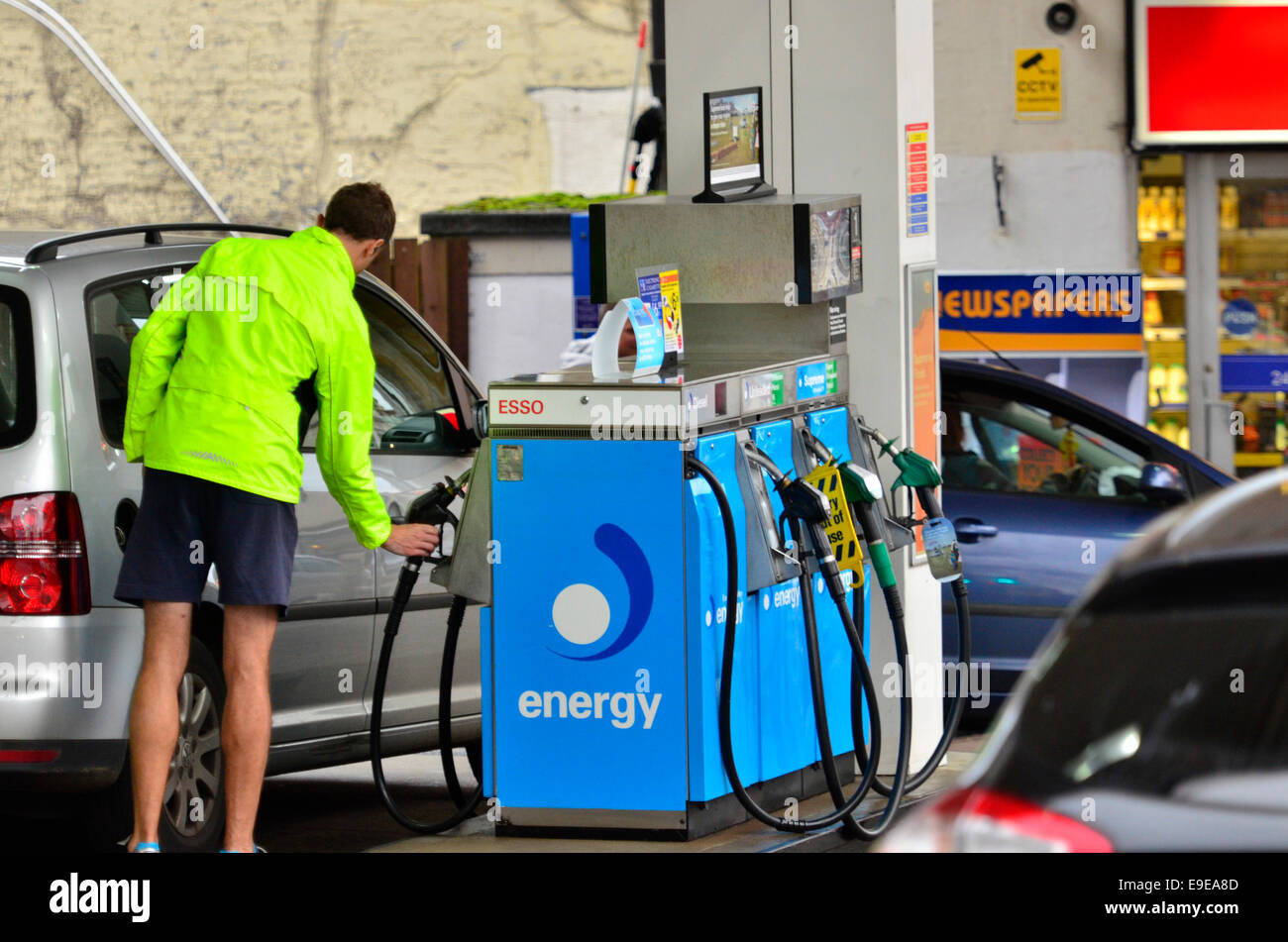 Crude oil price drop hi-res stock photography and images - Alamy