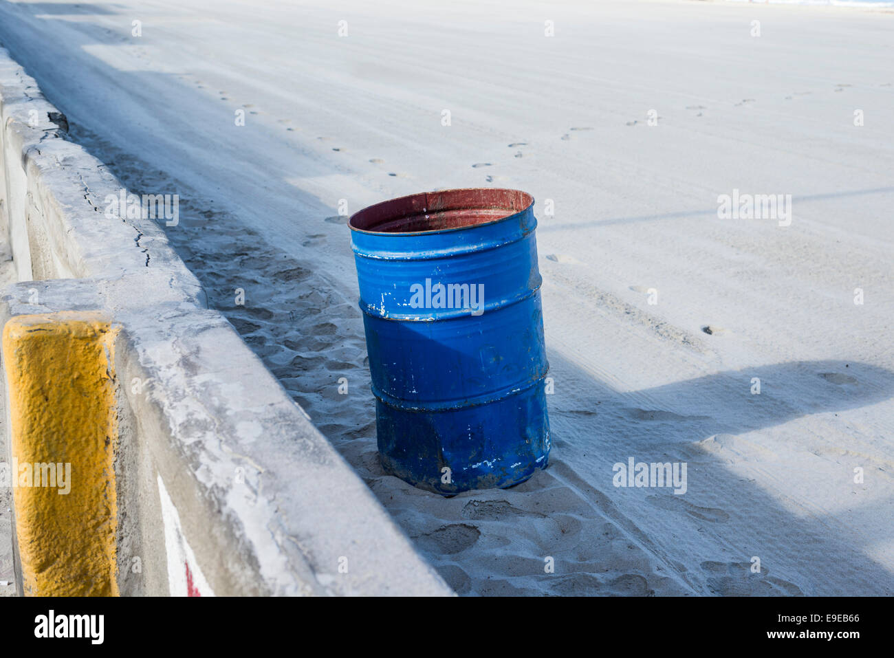 Trash can horizontal hi-res stock photography and images - Alamy
