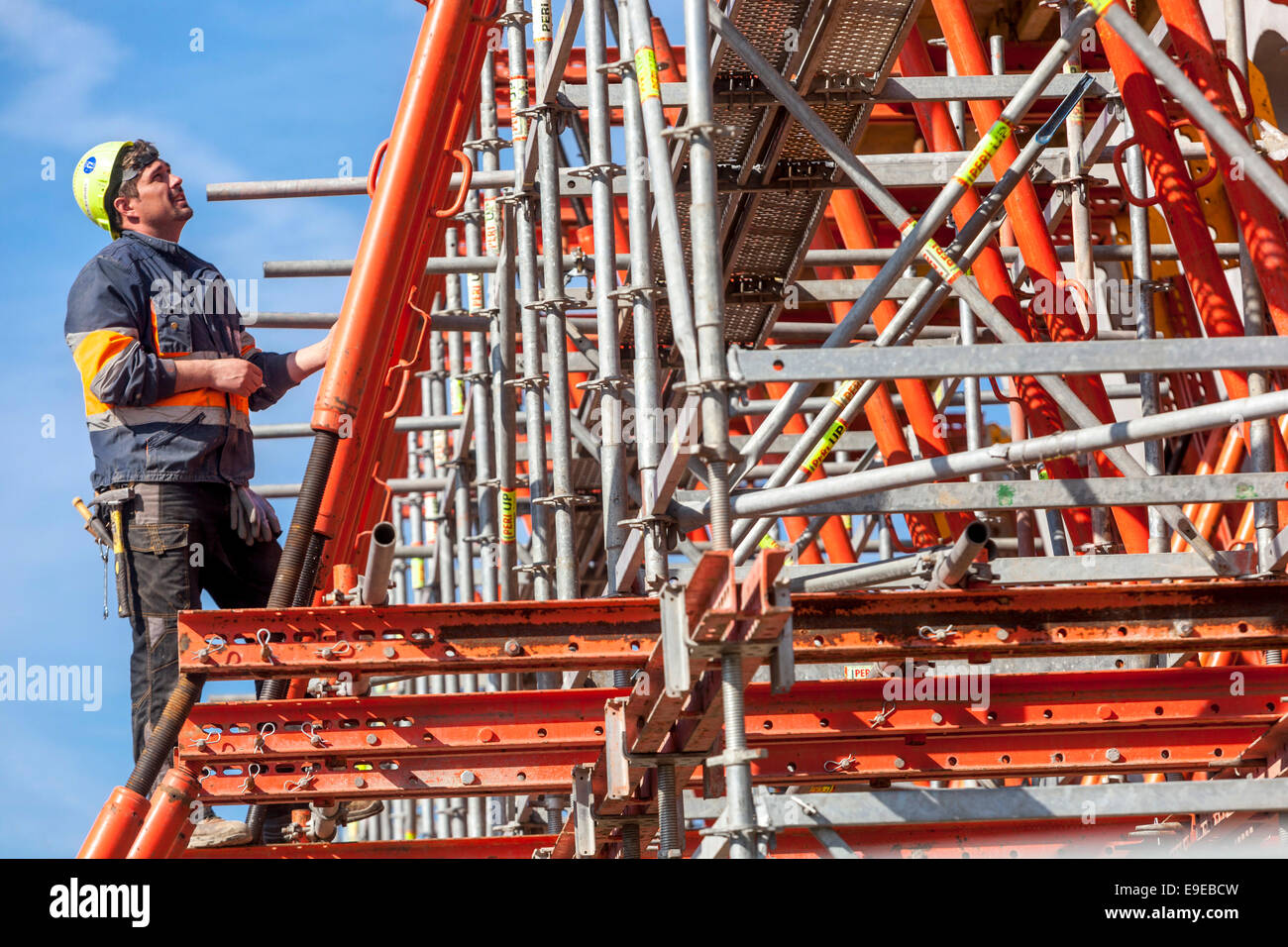 Construction scaffolding worker hi-res stock photography and images - Alamy