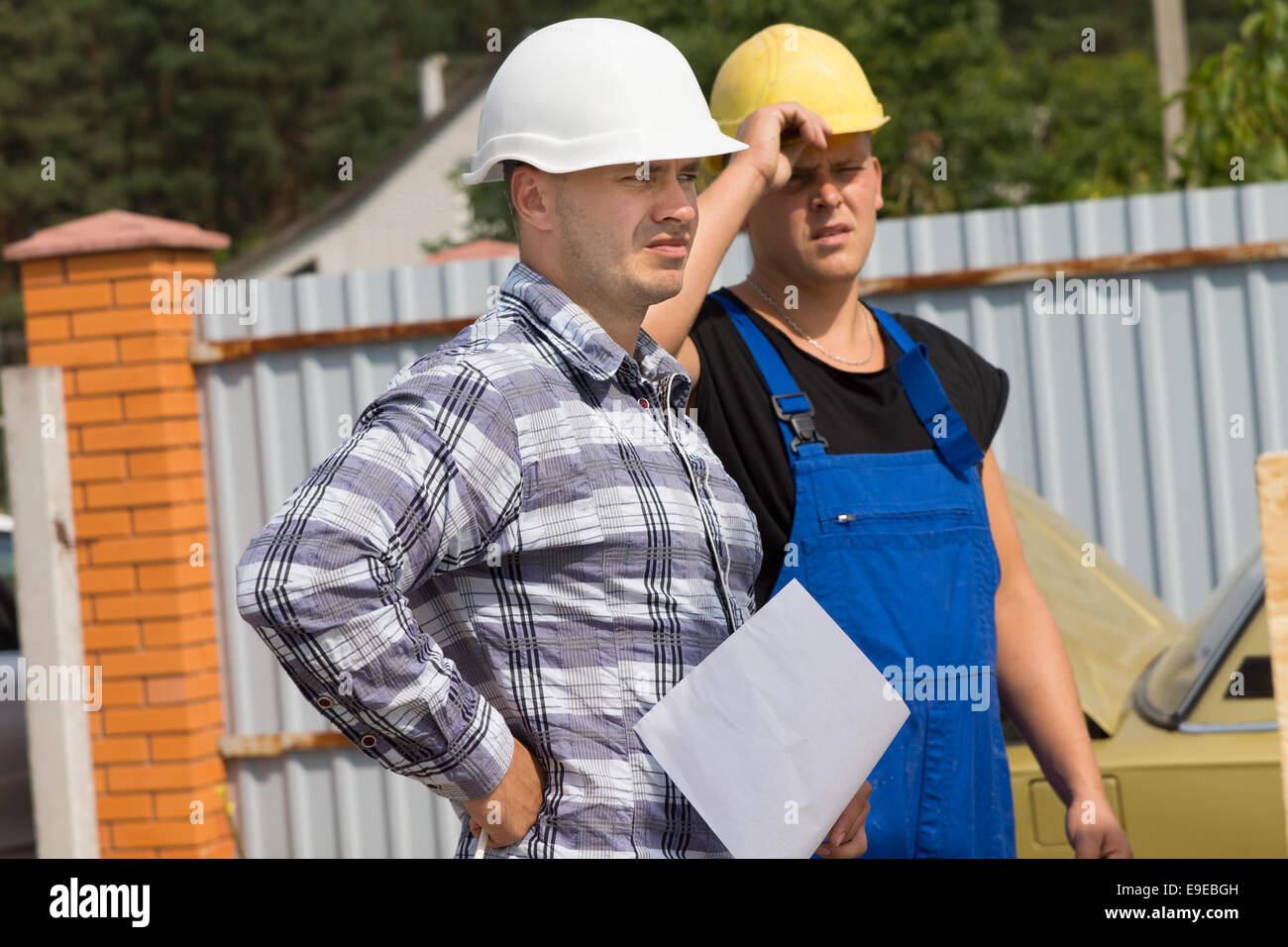 Builders in hard hats hi-res stock photography and images - Alamy