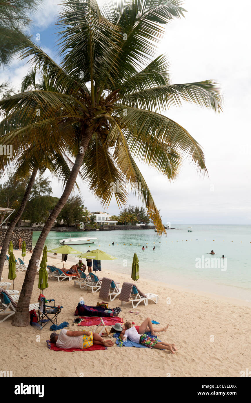 People sunbathing on beach hi-res stock photography and images - Alamy