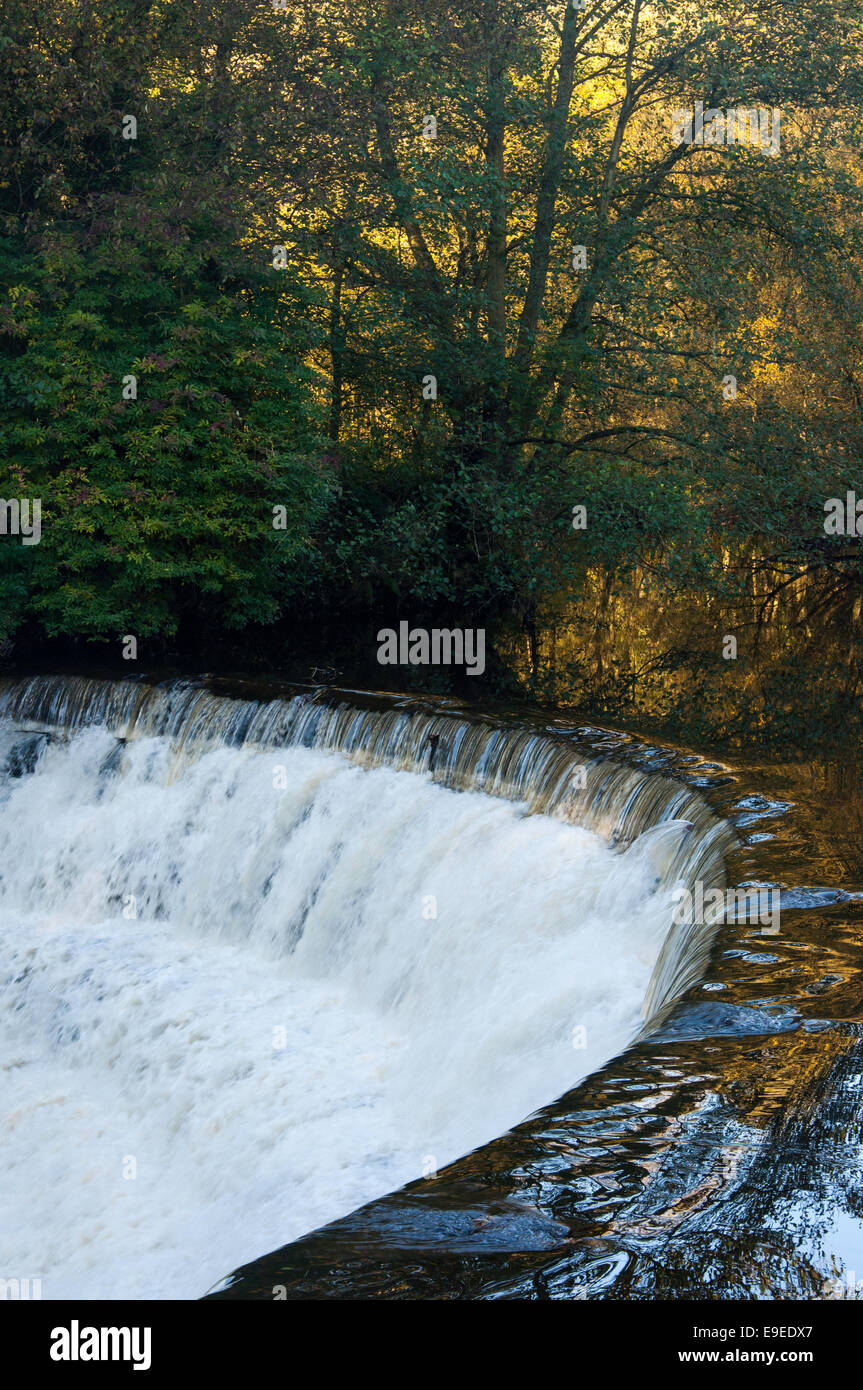 Curved weir hi-res stock photography and images - Alamy