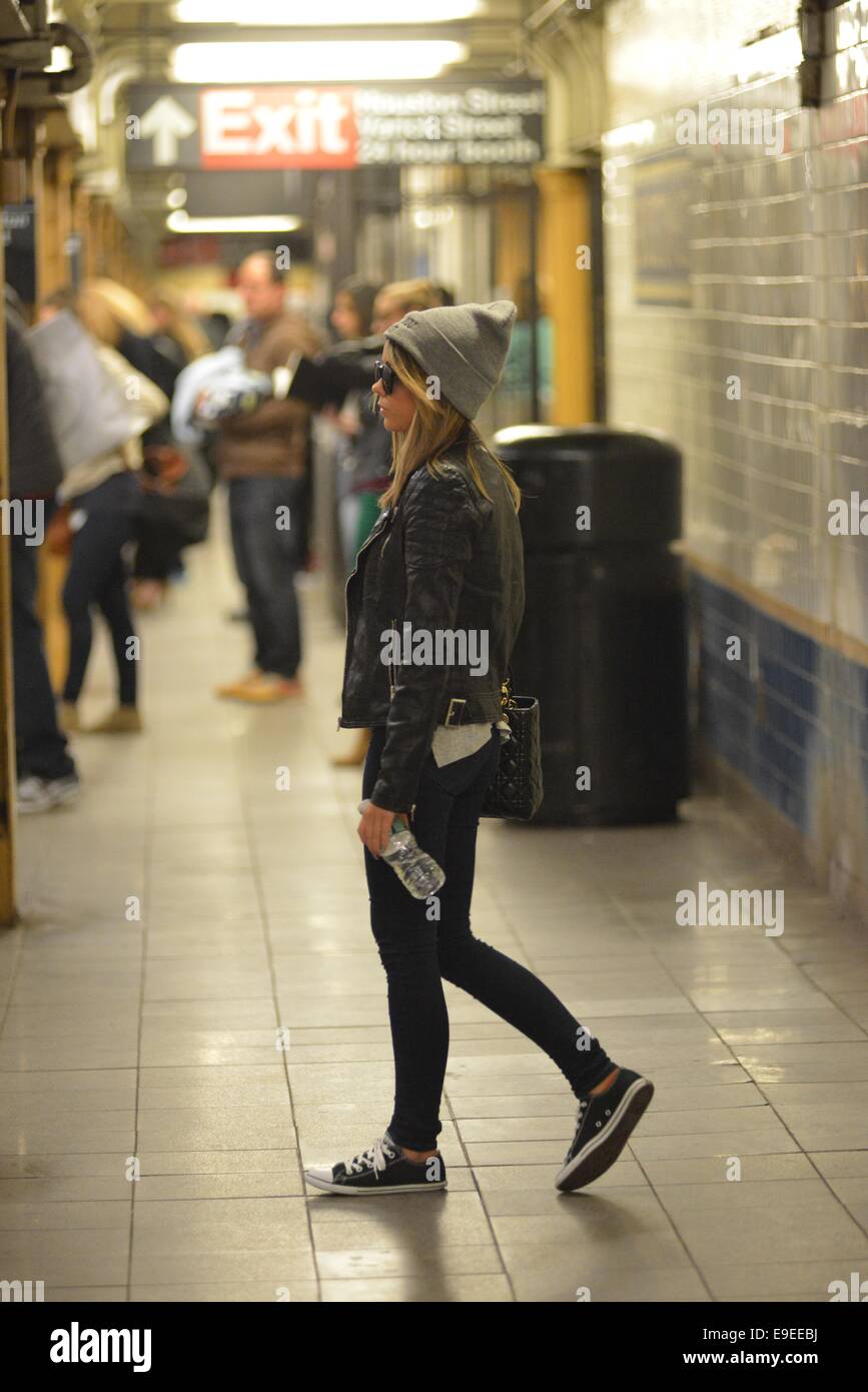 Sarah Hyland tries to go undetected as she takes a subway ride in ...