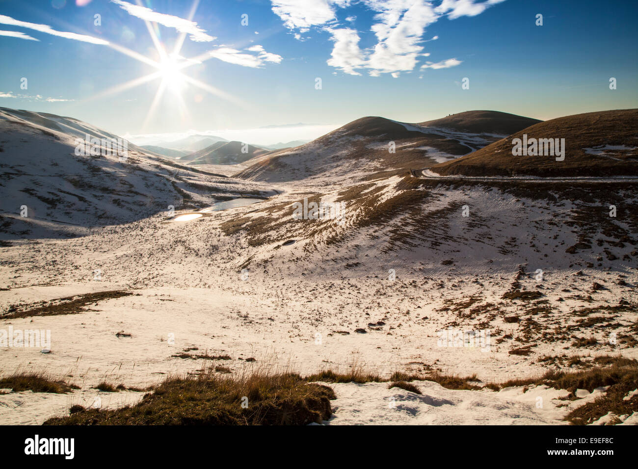 Peaks and crests of mountains and hills hi-res stock photography and ...