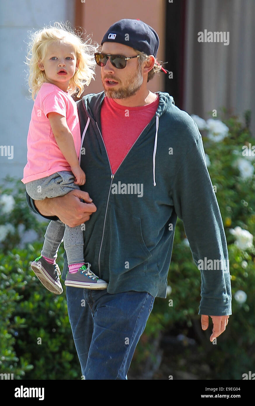 Eric Johnson takes daughter Maxwell to have breakfast in Calabasas ...
