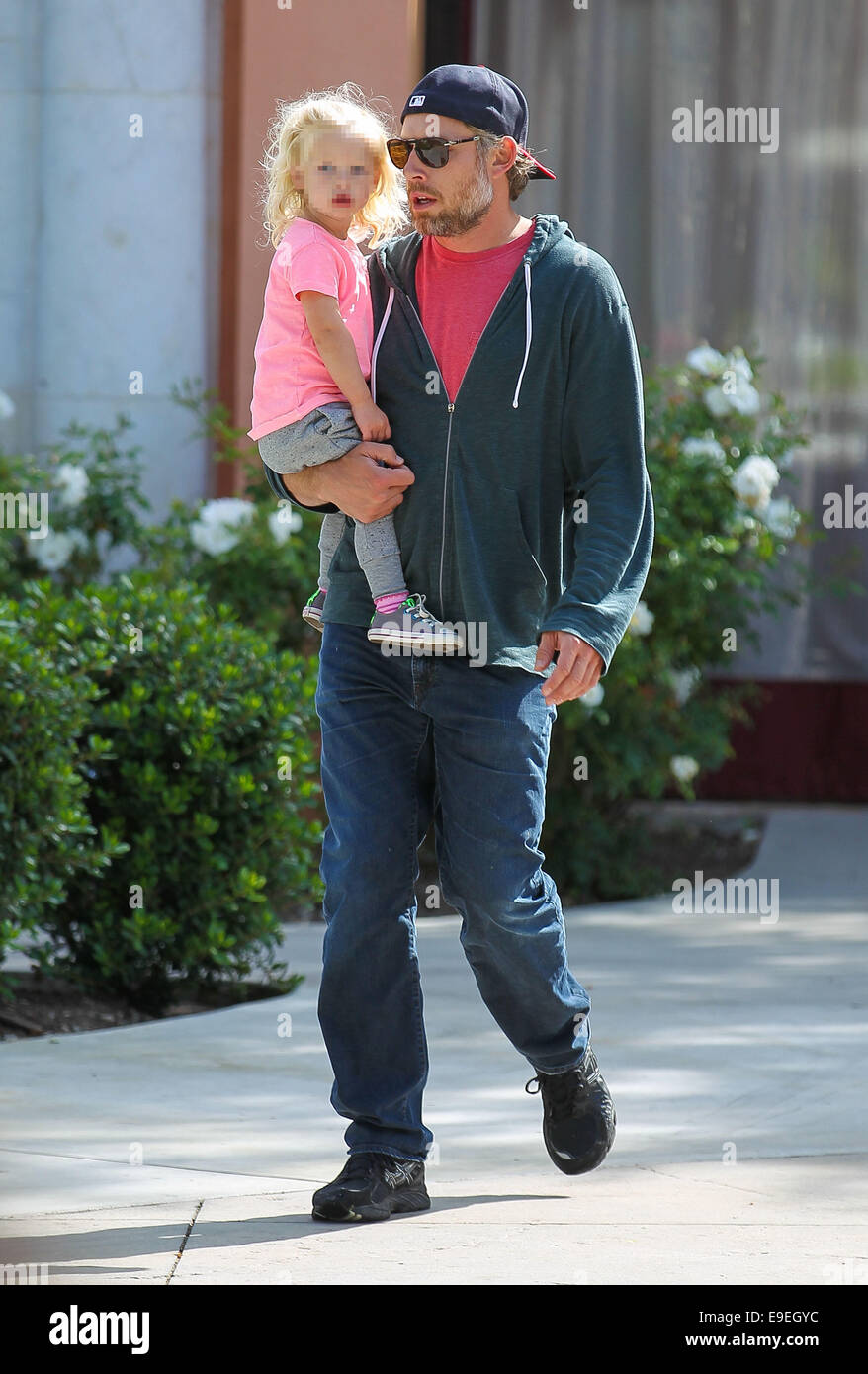 Eric Johnson takes daughter Maxwell to have breakfast in Calabasas ...