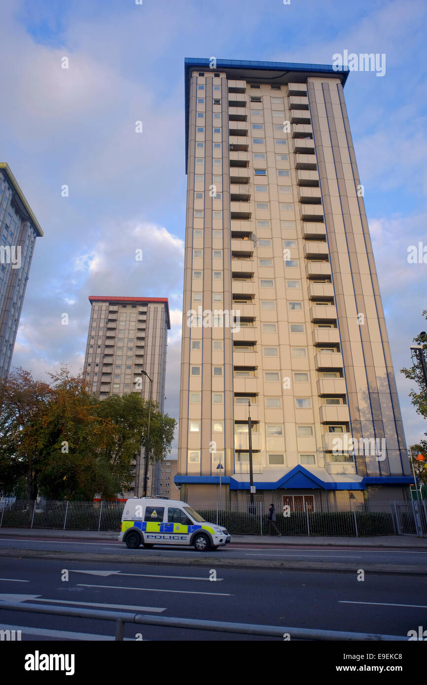 High rise flats london hi-res stock photography and images - Alamy