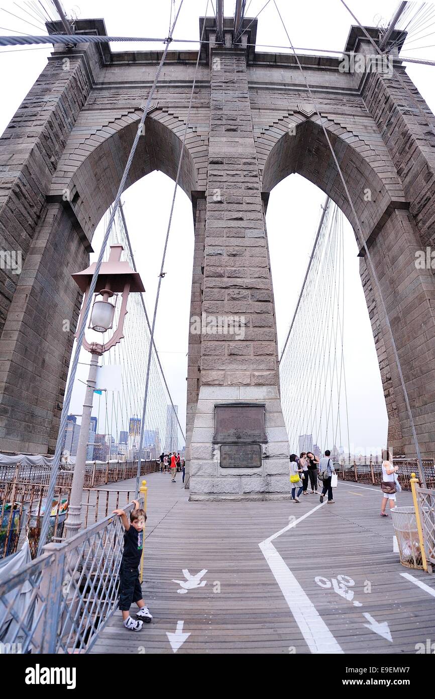Brooklyn Bridge arch Stock Photo - Alamy