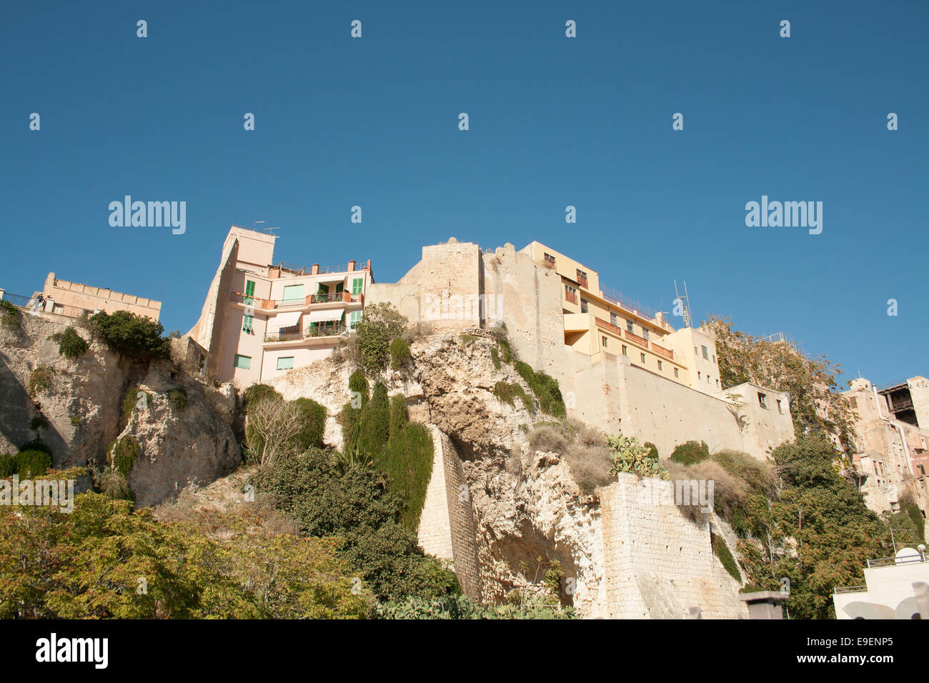 Overhanging buildings hi-res stock photography and images - Alamy