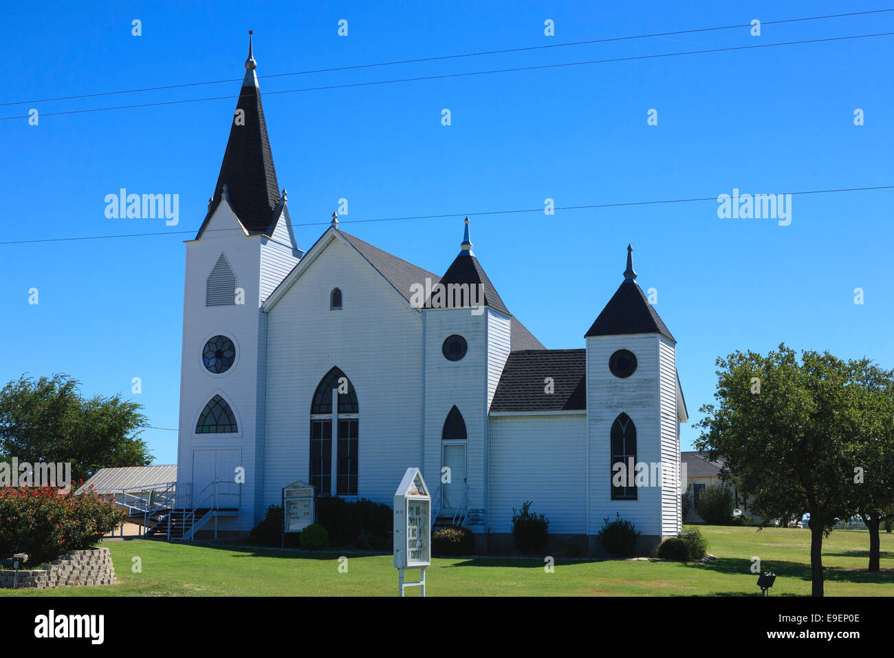White country church steeple hi-res stock photography and images - Alamy