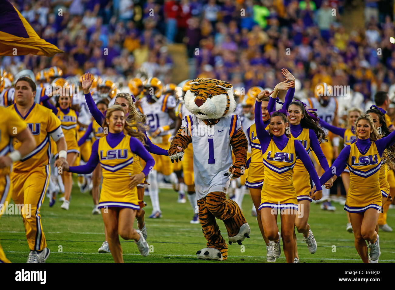 Ole Miss Cheerleaders Stock Photos & Ole Miss Cheerleaders Stock Images ...