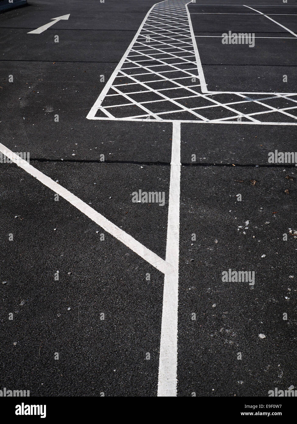 Crosswalk sign arrow hi-res stock photography and images - Alamy