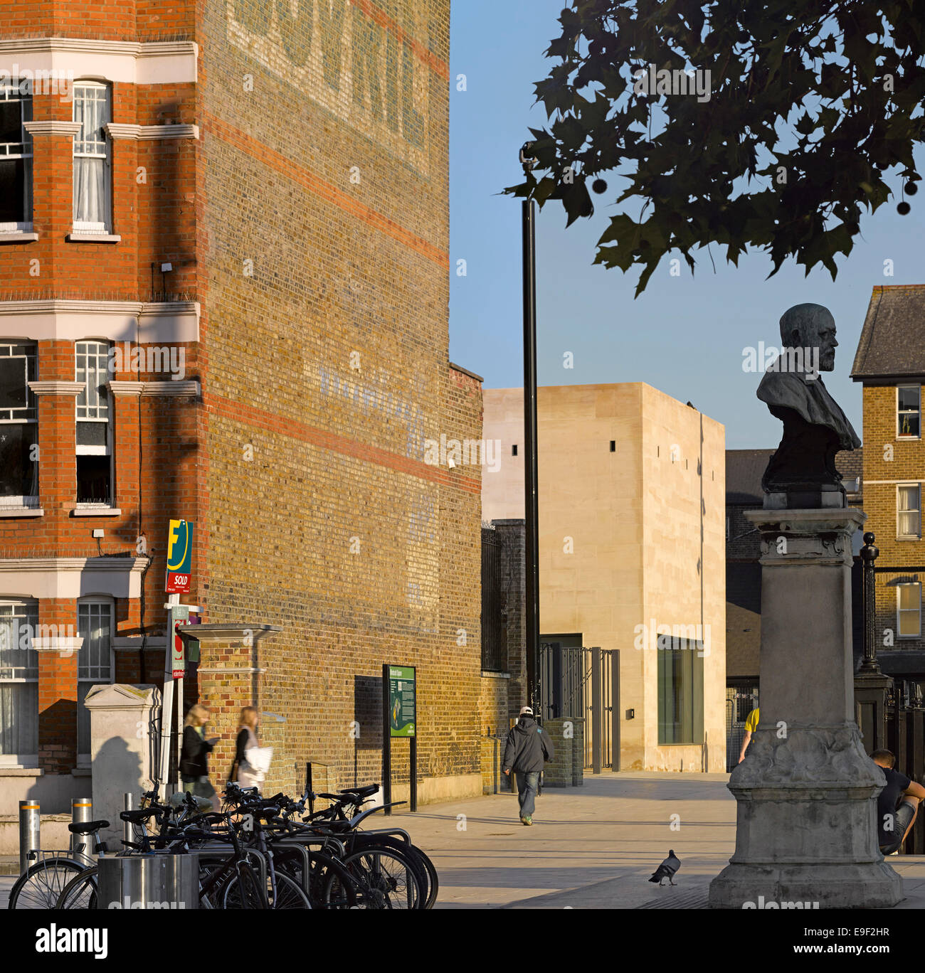 Black wall london hi-res stock photography and images - Alamy