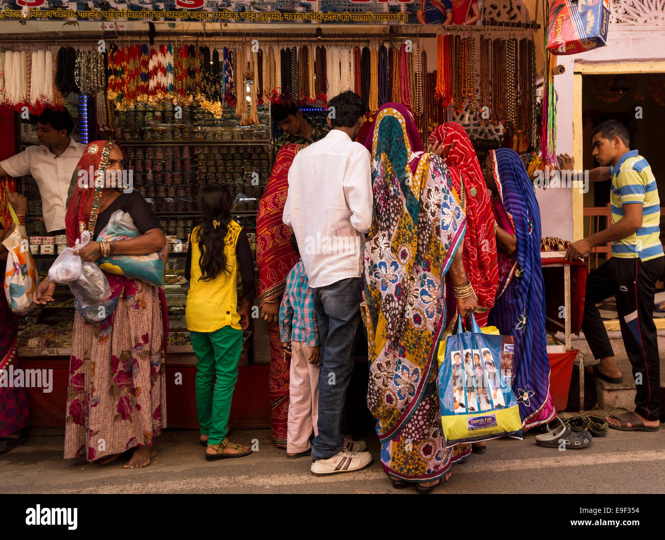 People shopping at Sadar Bazaar, Pushkar, Rajasthan, India Stock Photo ...