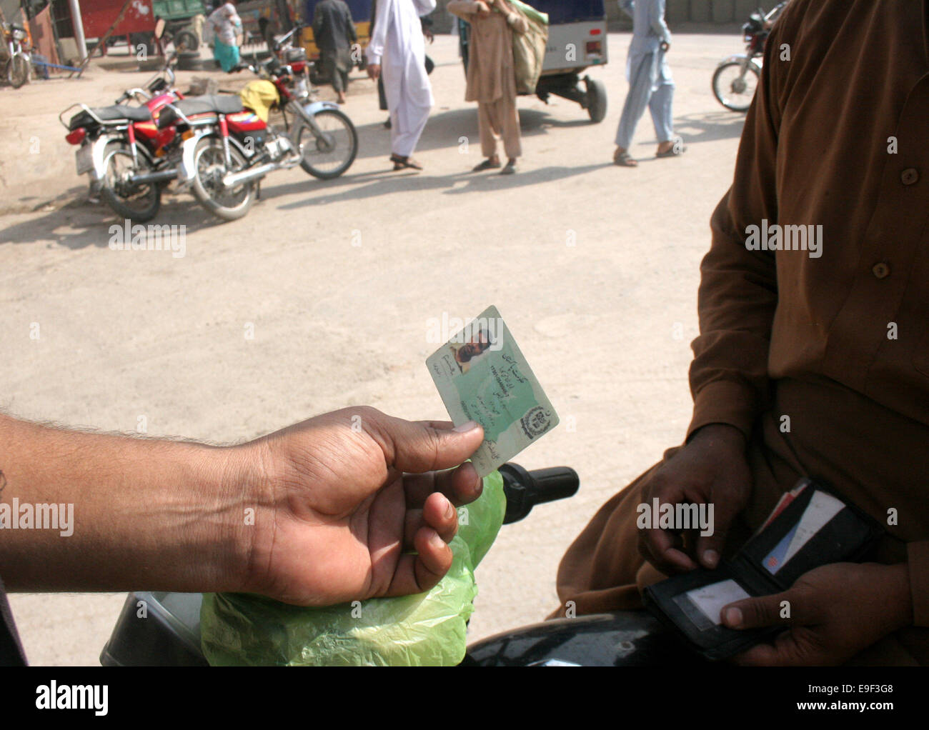 Peshawar, Pakistan. 27th Oct, 2014. A Pakistani policeman checks ...