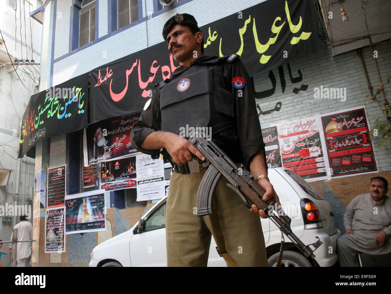 Peshawar, Pakistan. 27th Oct, 2014. A Pakistani policeman stands guard ...