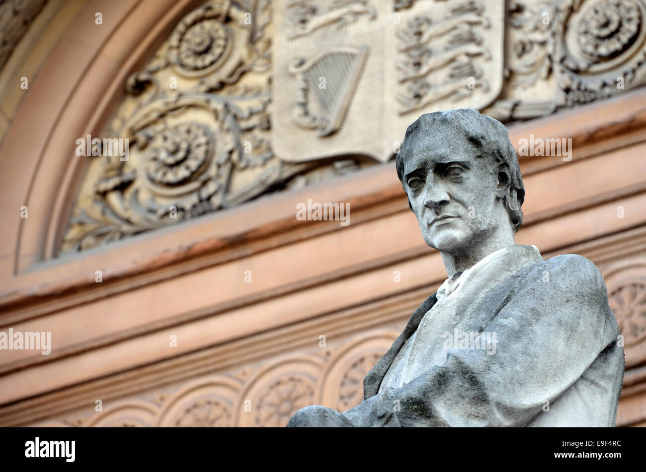 Isaac newton statue hi-res stock photography and images - Alamy