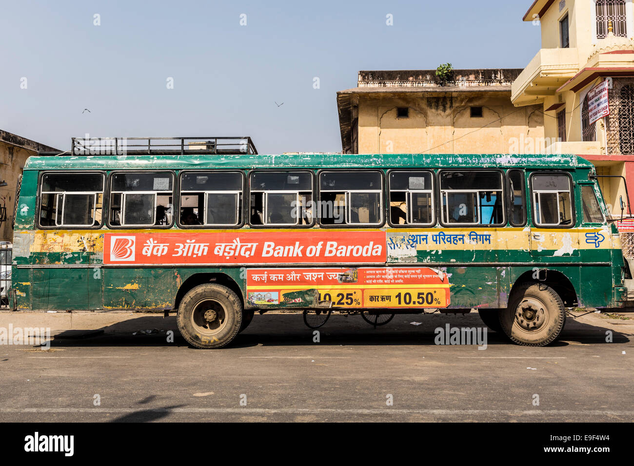 Green bus parked in Jaipur, Rajasthan, India Stock Photo - Alamy