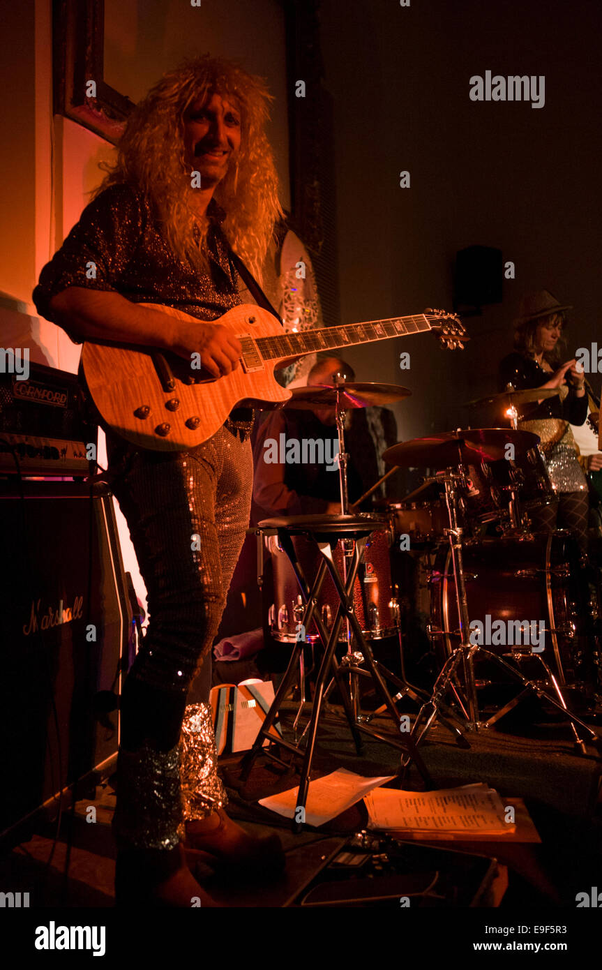 Intimate music venue hi-res stock photography and images - Alamy