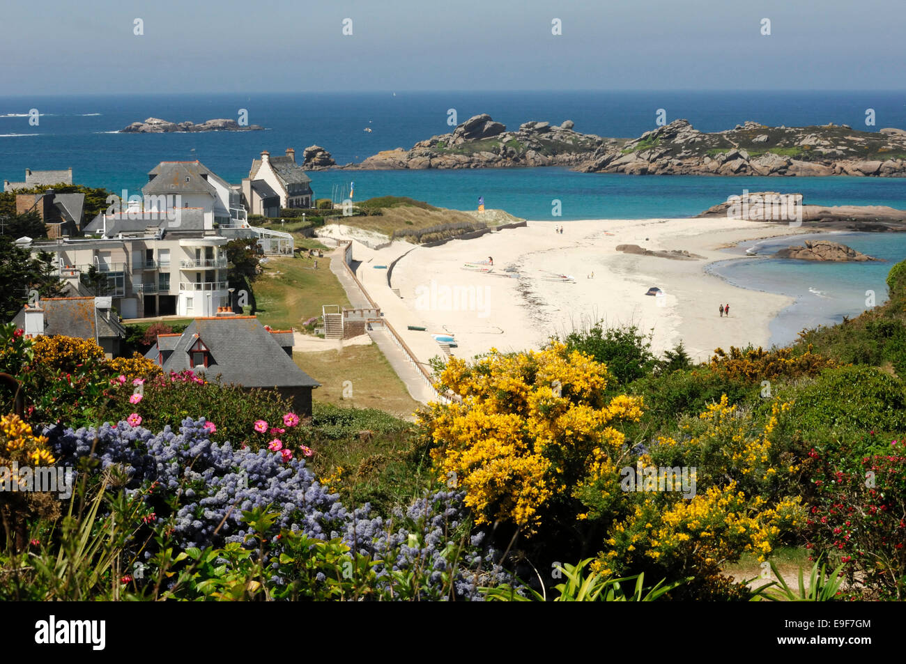 Tregastel (Brittany): "plage de la Grève blanche" beach Stock Photo - Alamy