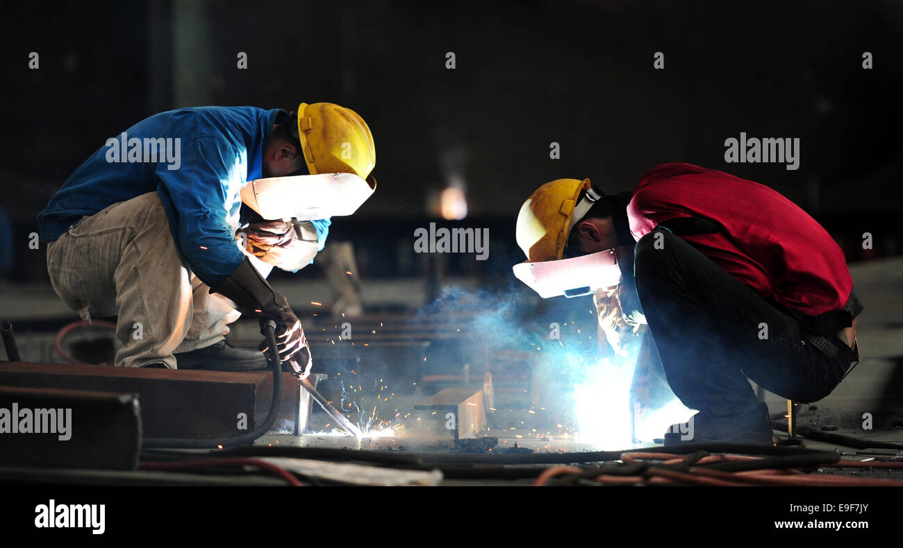 Zhoushan Shipbuilding Workers Stock Photo - Alamy