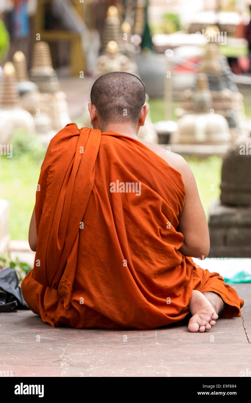 Back of monk meditating at Mahabodhi Temple, Bodhgaya, Bihar, India ...