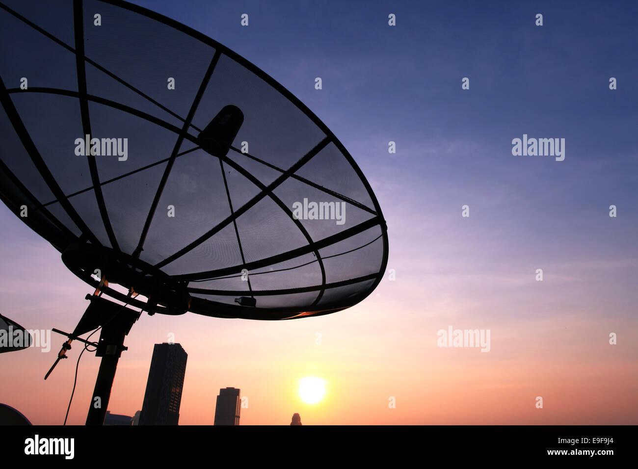 Disc antenna hi-res stock photography and images - Alamy